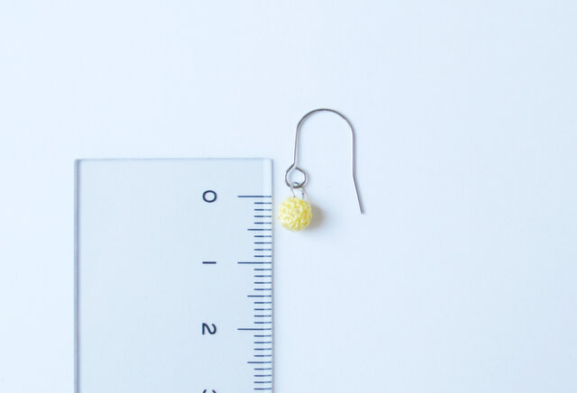 colors 彩りyellow フック ピアス | iichi 日々の暮らしを心地よくするハンドメイドやアンティークのマーケットプレイス