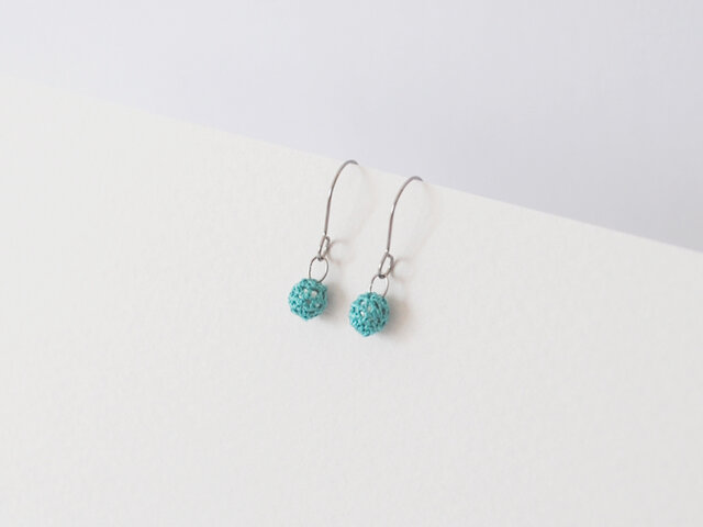 colors 彩りblue フック ピアス | iichi 日々の暮らしを心地よくするハンドメイドやアンティークのマーケットプレイス