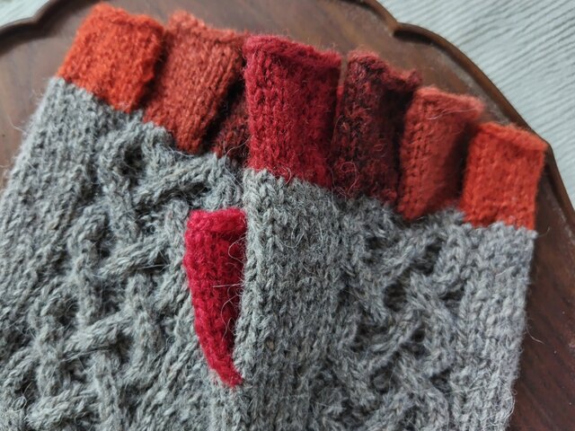 2way五本指手袋＊Lulu ＊grayish brown/strawberry | iichi 日々の暮らしを心地よくするハンドメイドやアンティークのマーケットプレイス