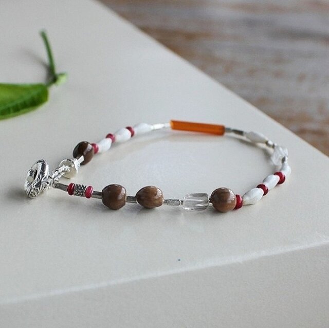 カレンシルバー、ジュズダマ、スモーキークォーツ、オールドガラスビーズの腕輪 / ブレスレット | iichi 日々の暮らしを心地よくするハンドメイドやアンティークのマーケットプレイス