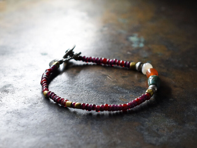 oldチベタンターコイズとミゾーラムカーネリアン、古代瑪瑙、oldオリッサブラス、葡萄色ホワイトハーツのブレス | iichi 日々の暮らしを心地よくするハンドメイドやアンティークのマーケットプレイス
