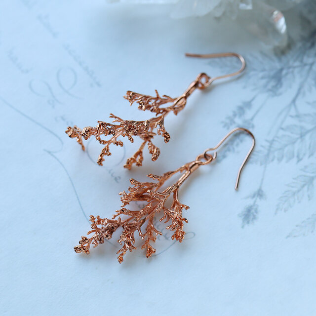 スターチス・カスピアのお花ピアス | iichi 日々の暮らしを心地よくするハンドメイドやアンティークのマーケットプレイス