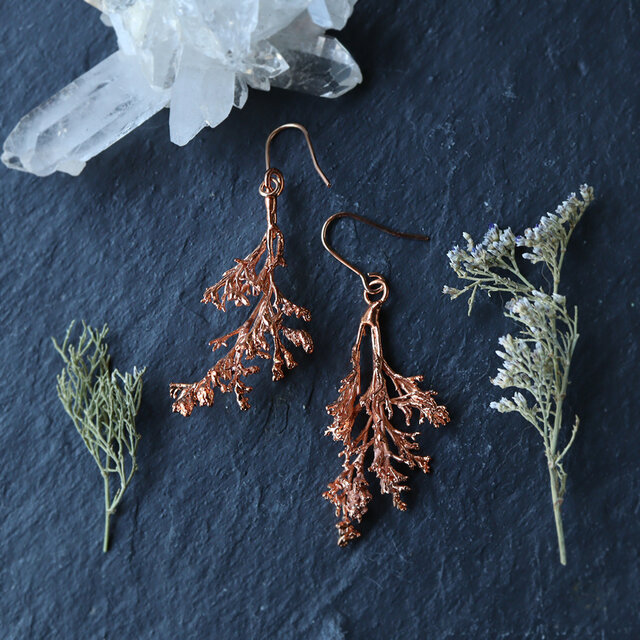 スターチス・カスピアのお花ピアス | iichi 日々の暮らしを心地よくするハンドメイドやアンティークのマーケットプレイス