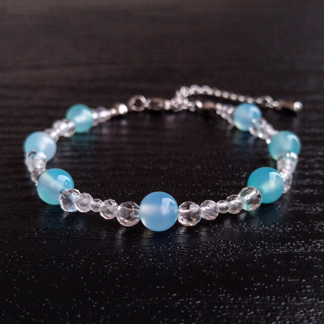 ブルーカルセドニー 水晶 ブレスレット サージカルステンレス使用 腕周り 約16 ‐20 cm # 23 | iichi 日々の暮らしを心地よくするハンドメイドやアンティークのマーケットプレイス