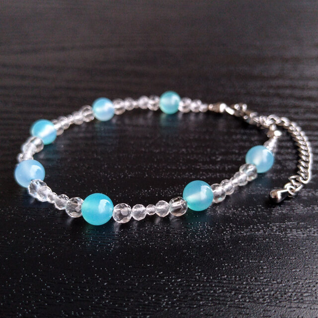 ブルーカルセドニー 水晶 ブレスレット サージカルステンレス使用 腕周り 約16 ‐20 cm # 23 | iichi 日々の暮らしを心地よくするハンドメイドやアンティークのマーケットプレイス