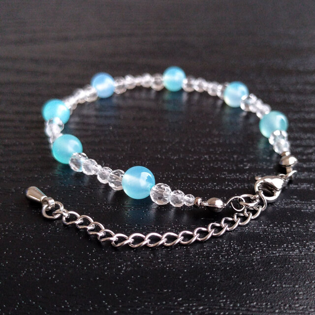 ブルーカルセドニー 水晶 ブレスレット サージカルステンレス使用 腕周り 約16 ‐20 cm # 23 | iichi 日々の暮らしを心地よくするハンドメイドやアンティークのマーケットプレイス