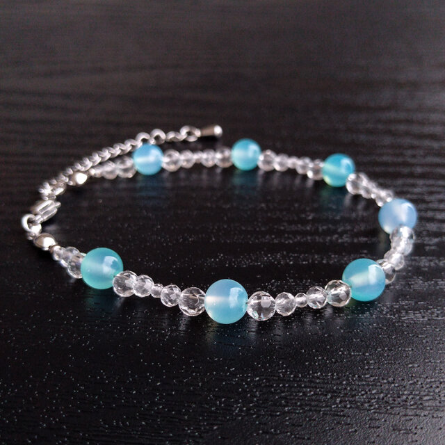 ブルーカルセドニー 水晶 ブレスレット サージカルステンレス使用 腕周り 約16 ‐20 cm # 23 | iichi 日々の暮らしを心地よくするハンドメイドやアンティークのマーケットプレイス