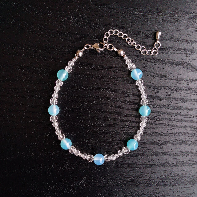 ブルーカルセドニー 水晶 ブレスレット サージカルステンレス使用 腕周り 約16 ‐20 cm # 23 | iichi 日々の暮らしを心地よくするハンドメイドやアンティークのマーケットプレイス