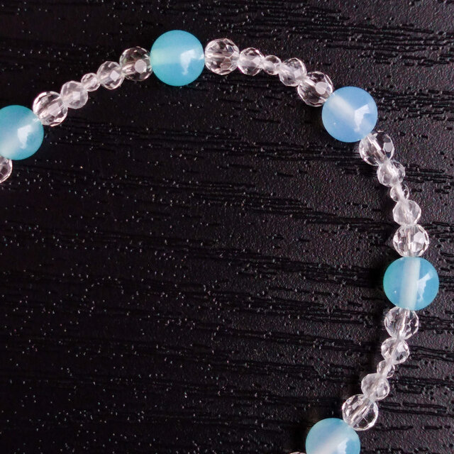 ブルーカルセドニー 水晶 ブレスレット サージカルステンレス使用 腕周り 約16 ‐20 cm # 23 | iichi 日々の暮らしを心地よくするハンドメイドやアンティークのマーケットプレイス