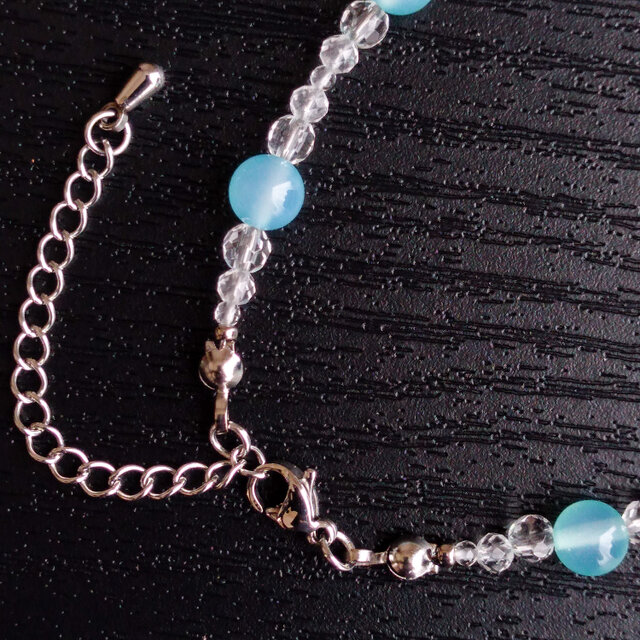 ブルーカルセドニー 水晶 ブレスレット サージカルステンレス使用 腕周り 約16 ‐20 cm # 23 | iichi 日々の暮らしを心地よくするハンドメイドやアンティークのマーケットプレイス
