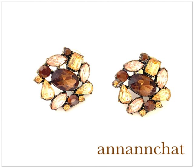 【ビンテージ ラインストーン ベージュ・モカブラウン ピアス】秋 1960年代 | iichi 日々の暮らしを心地よくするハンドメイドやアンティークのマーケットプレイス