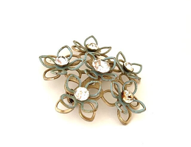 【稀少 ビンテージ ブルーグレー・ラインストーン お花の ブローチ】 | iichi 日々の暮らしを心地よくするハンドメイドやアンティークのマーケットプレイス