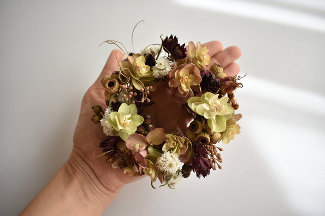 木の実と小花のミニリース | iichi 日々の暮らしを心地よくするハンドメイドやアンティークのマーケットプレイス