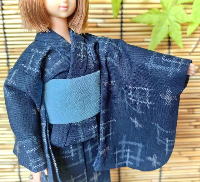 「蒼のイゲタ〈ネイビー・ブルー〉」27cmドール浴衣 | iichi 日々の暮らしを心地よくするハンドメイドやアンティークのマーケットプレイス