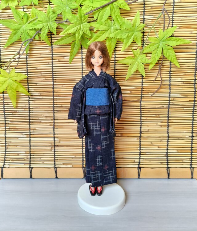 「蒼のイゲタ〈ダーク・ブルー〉」27cmドール浴衣 | iichi 日々の暮らしを心地よくするハンドメイドやアンティークのマーケットプレイス