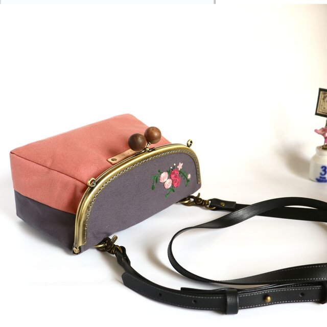 "ojigiシリーズ"ショルダーバッグ【グレー&モスピンク】Mサイズ くし形20cm | iichi 日々の暮らしを心地よくするハンドメイドやアンティークのマーケットプレイス