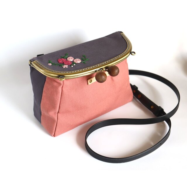 "ojigiシリーズ"ショルダーバッグ【グレー&モスピンク】Mサイズ くし形20cm | iichi 日々の暮らしを心地よくするハンドメイドやアンティークのマーケットプレイス