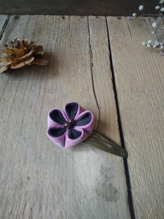 つまみ細工 まんまるお花のパッチンピン | iichi 日々の暮らしを心地よくするハンドメイドやアンティークのマーケットプレイス