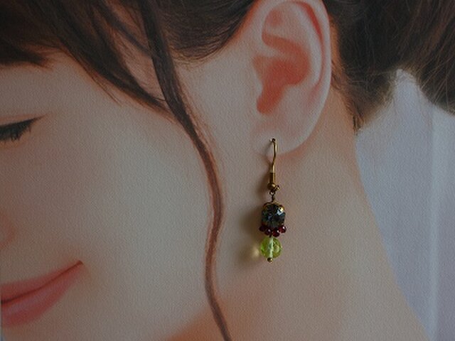 ビジュー＊ガーネット＊イヤリング＊no.535 | iichi 日々の暮らしを心地よくするハンドメイドやアンティークのマーケットプレイス