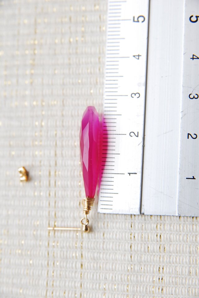 フューシャピンクカルセドニーの片耳用ピアス 14kgf | iichi 日々の暮らしを心地よくするハンドメイドやアンティークのマーケットプレイス