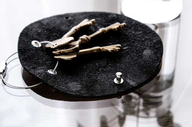 《GRATIA》Circle Keycase Regular ブラック | iichi 日々の暮らしを心地よくするハンドメイドやアンティークのマーケットプレイス