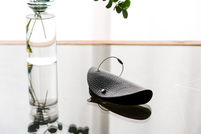 《GRATIA》Circle Keycase Regular ブラック | iichi 日々の暮らしを心地よくするハンドメイドやアンティークのマーケットプレイス