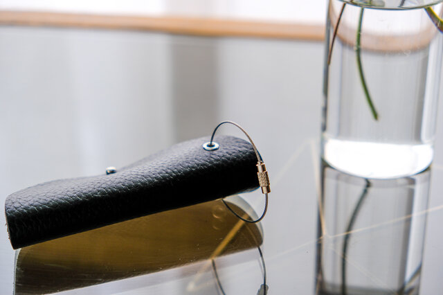 《GRATIA》Circle Keycase Regular ブラック | iichi 日々の暮らしを心地よくするハンドメイドやアンティークのマーケットプレイス