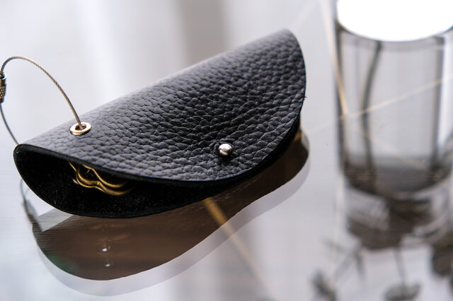 《GRATIA》Circle Keycase Regular ブラック | iichi 日々の暮らしを心地よくするハンドメイドやアンティークのマーケットプレイス