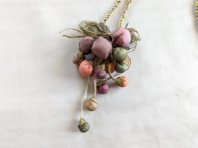 布花 木の実のネックレス（大）～サーモンピンク / 0077 | iichi 日々の暮らしを心地よくするハンドメイドやアンティークのマーケットプレイス
