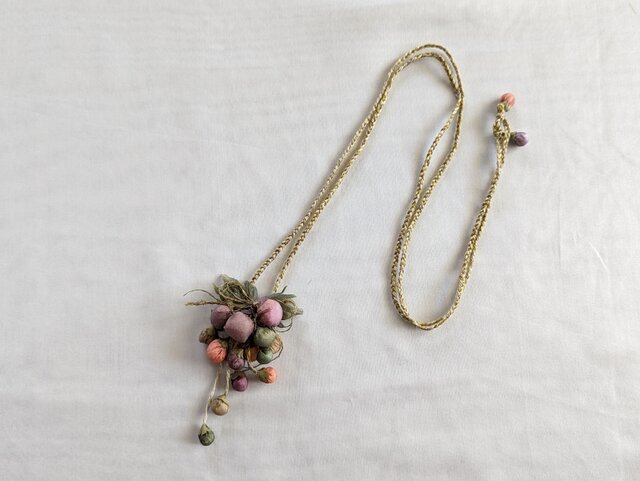 布花 木の実のネックレス（大）～サーモンピンク / 0077 | iichi 日々の暮らしを心地よくするハンドメイドやアンティークのマーケットプレイス