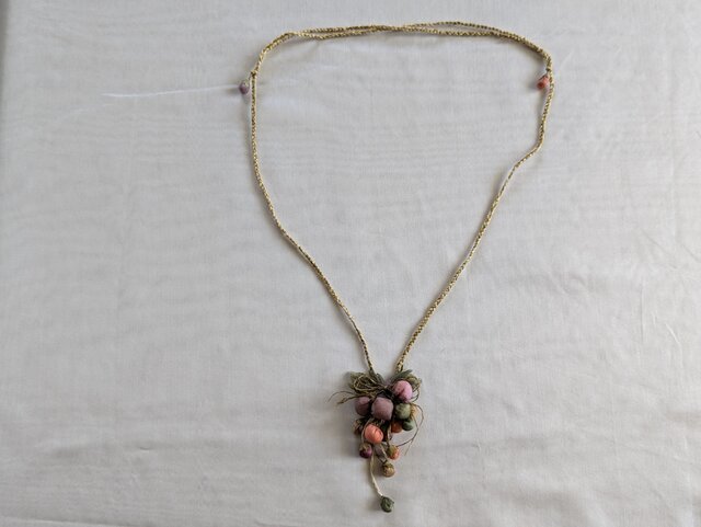 布花 木の実のネックレス（大）～サーモンピンク / 0077 | iichi 日々の暮らしを心地よくするハンドメイドやアンティークのマーケットプレイス