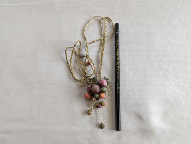 布花 木の実のネックレス（大）～サーモンピンク / 0077 | iichi 日々の暮らしを心地よくするハンドメイドやアンティークのマーケットプレイス