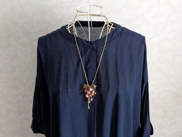 布花 木の実のネックレス（大）～サーモンピンク / 0077 | iichi 日々の暮らしを心地よくするハンドメイドやアンティークのマーケットプレイス