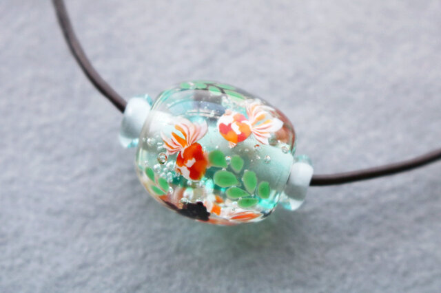 秋のSALE☆（10/9まで）金魚のとんぼ玉（ガラス玉） | iichi 日々の暮らしを心地よくするハンドメイドやアンティークのマーケットプレイス