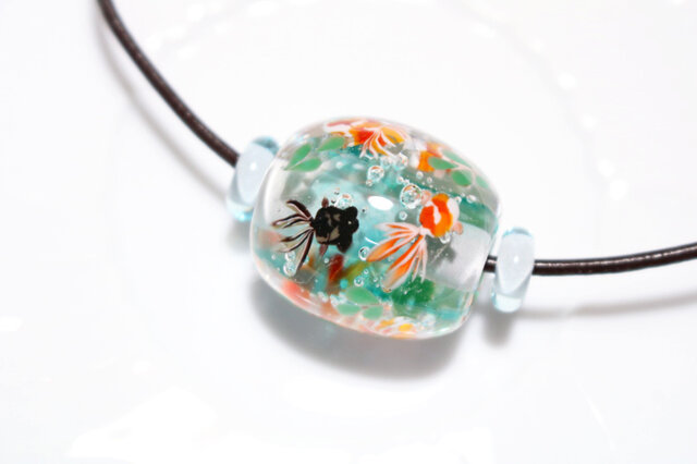 秋のSALE☆（10/9まで）金魚のとんぼ玉（ガラス玉） | iichi 日々の暮らしを心地よくするハンドメイドやアンティークのマーケットプレイス