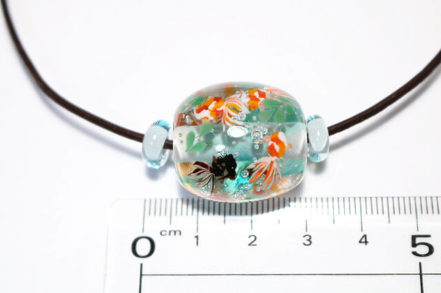 秋のSALE☆（10/9まで）金魚のとんぼ玉（ガラス玉） | iichi 日々の暮らしを心地よくするハンドメイドやアンティークのマーケットプレイス