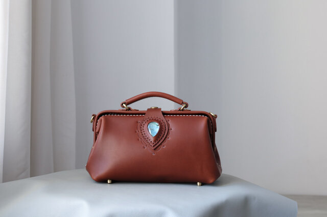 「天然石×革の組み合わせ」大人気！横型がま口バッグ 手作りのレザーショルダーバッグレディース 総手縫い | iichi 日々の暮らしを心地よくするハンドメイドやアンティークのマーケットプレイス