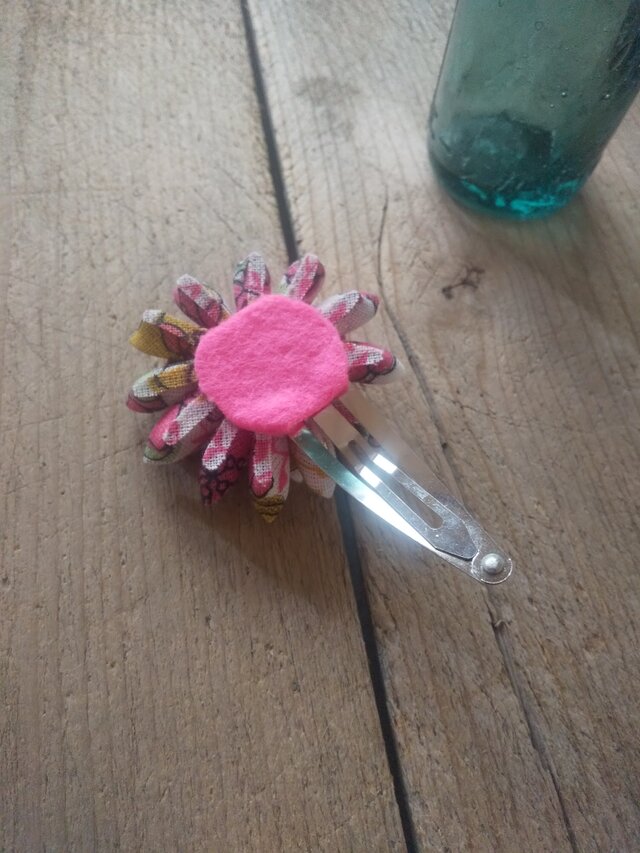 つまみ細工のシャープなお花のパッチンピン | iichi 日々の暮らしを心地よくするハンドメイドやアンティークのマーケットプレイス