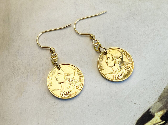 ゆらゆら揺れるコインピアス （サージカルステンレス使用・14K） 真鍮製 | iichi 日々の暮らしを心地よくするハンドメイドやアンティークのマーケットプレイス