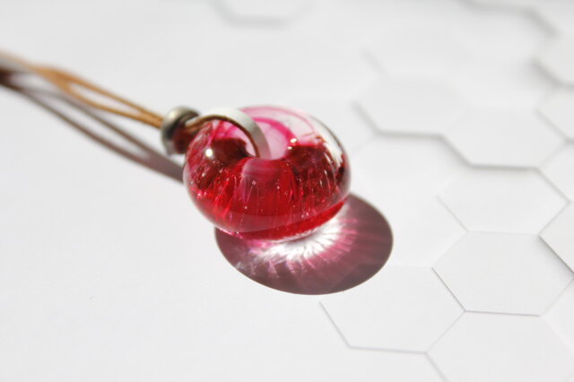 蜻蛉玉の革紐ネックレス〈陽炎／ピンク〉〈2023-04〉 | iichi 日々の暮らしを心地よくするハンドメイドやアンティークのマーケットプレイス