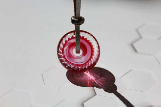 蜻蛉玉の革紐ネックレス〈陽炎／ピンク〉〈2023-04〉 | iichi 日々の暮らしを心地よくするハンドメイドやアンティークのマーケットプレイス