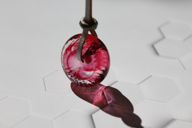 蜻蛉玉の革紐ネックレス〈陽炎／ピンク〉〈2023-04〉 | iichi 日々の暮らしを心地よくするハンドメイドやアンティークのマーケットプレイス