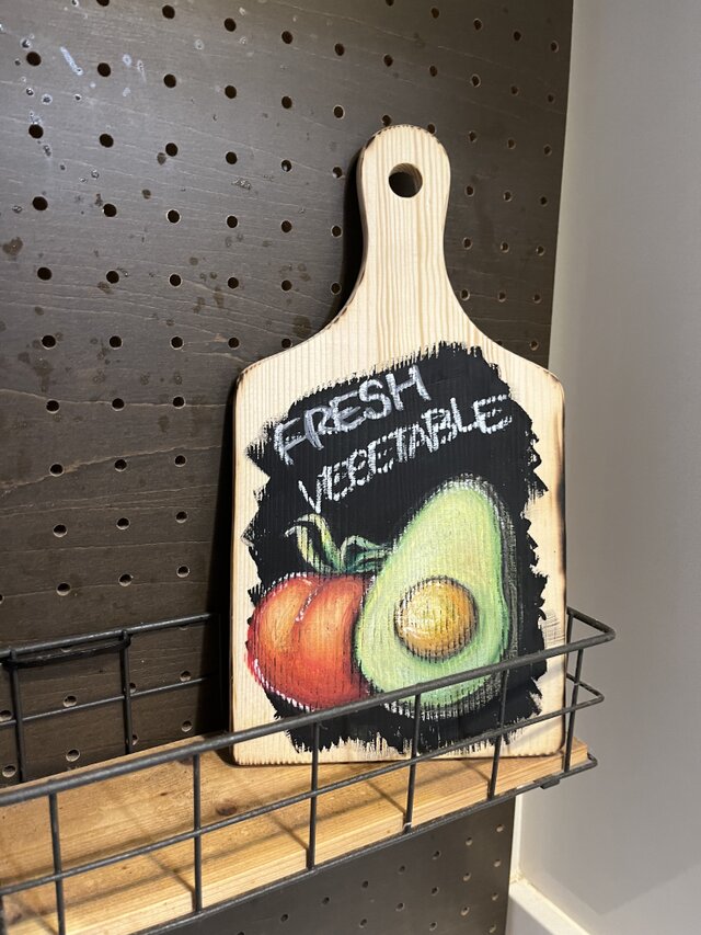 カッティングボードにチョークアート | iichi 日々の暮らしを心地よくするハンドメイドやアンティークのマーケットプレイス