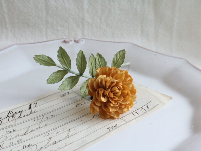 布花 マリーゴールドブローチ 949 | iichi 日々の暮らしを心地よくするハンドメイドやアンティークのマーケットプレイス