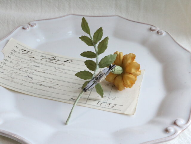 布花 マリーゴールドブローチ 949 | iichi 日々の暮らしを心地よくするハンドメイドやアンティークのマーケットプレイス