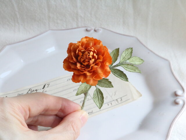 布花 マリーゴールドブローチ 950 | iichi 日々の暮らしを心地よくするハンドメイドやアンティークのマーケットプレイス