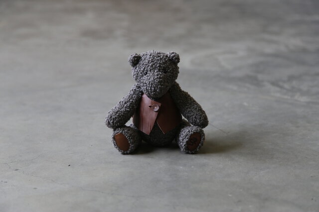 sourire bear leather jacket | iichi 日々の暮らしを心地よくするハンドメイドやアンティークのマーケットプレイス