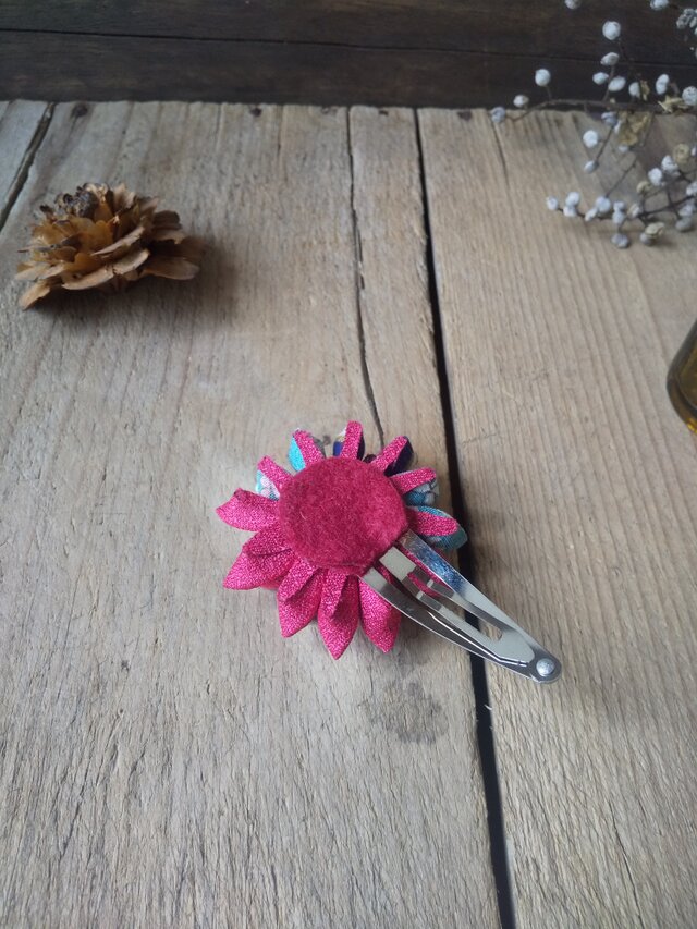 つまみ細工のシャープなお花のパッチンピン | iichi 日々の暮らしを心地よくするハンドメイドやアンティークのマーケットプレイス