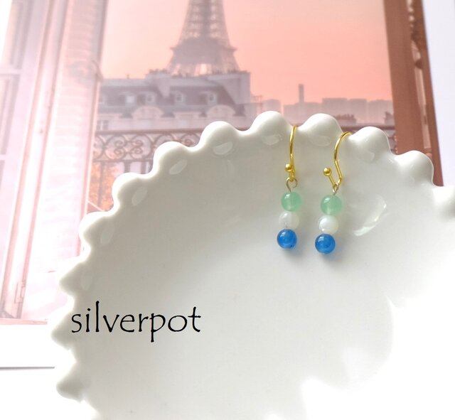 G37【お団子 青】【カルセドニー】【マザーオブパール】のプチピアス（パーツ変更可能） | iichi 日々の暮らしを心地よくするハンドメイドやアンティークのマーケットプレイス