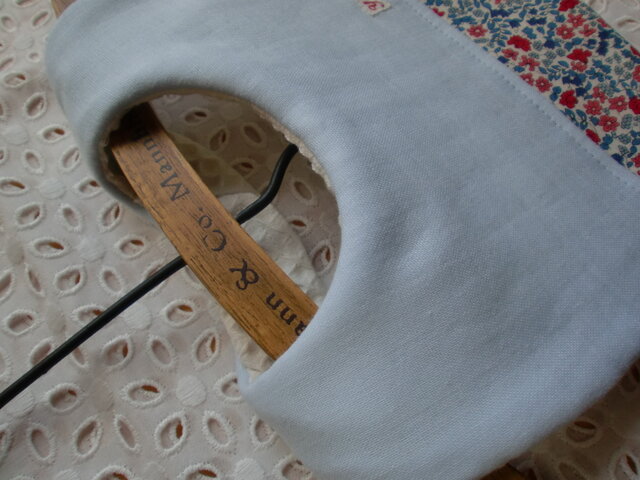 PURE*スタイ*Wガーゼブルー＆綿麻リバティEmilia’sFlowers レッド・ブルー系 | iichi 日々の暮らしを心地よくするハンドメイドやアンティークのマーケットプレイス